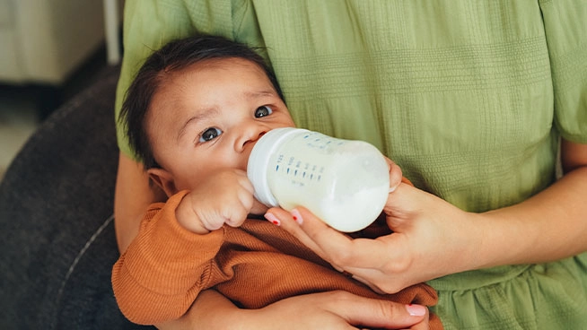 How to Mix Breast Milk and Formula | Enfamil